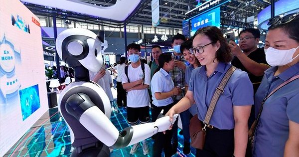 China anuncia masiva producción de robots humanoides para 2025 - Chicureo Hoy